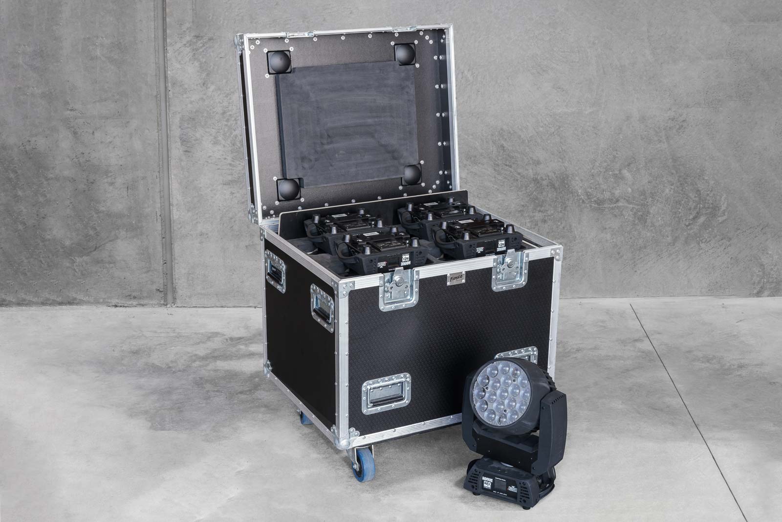 800 CASE WITH CHAUVET ROGUE R2X WASH INSERT | Fiasco Road Cases ...